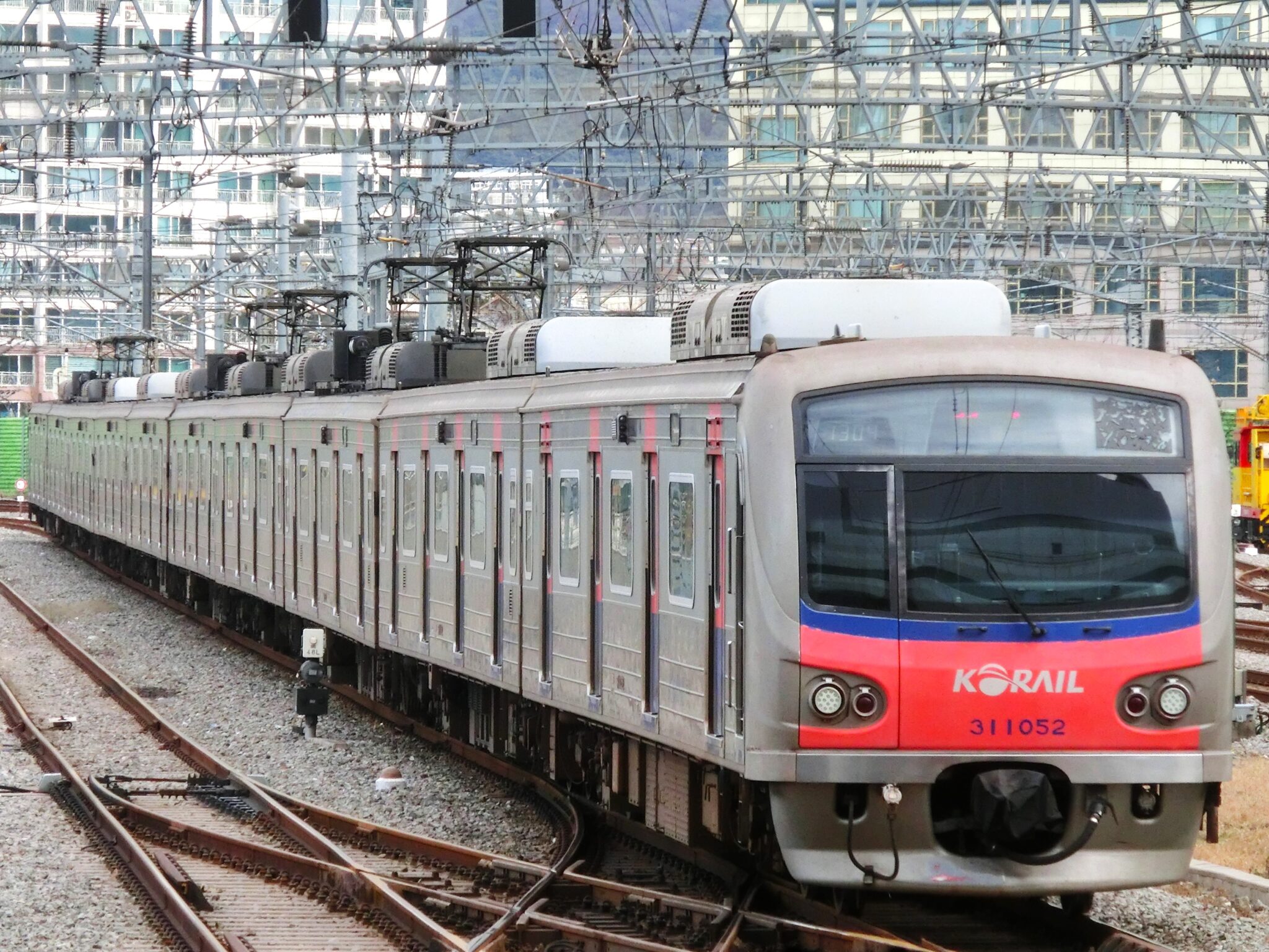 入換中のソウル1号線急行列車を撮影！ 龍山駅4番線ホーム - 鉄撮の部屋―秘密の鉄道撮影地―